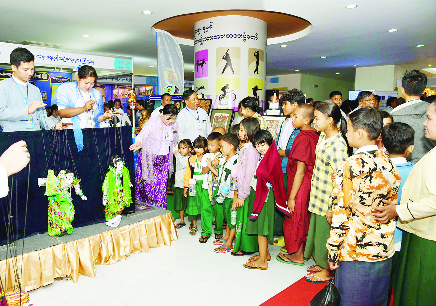 ၇၆ နှစ်မြောက် လွတ်လပ်ရေးနေ့အထိမ်းအမှတ် လူငယ်နှင့်စာပေအနုပညာပွဲတော်၌ က
